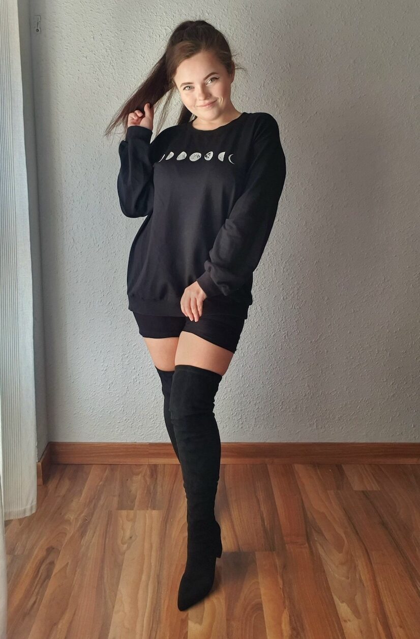 How to dress like a Petite celebrity- Ariana Grande?